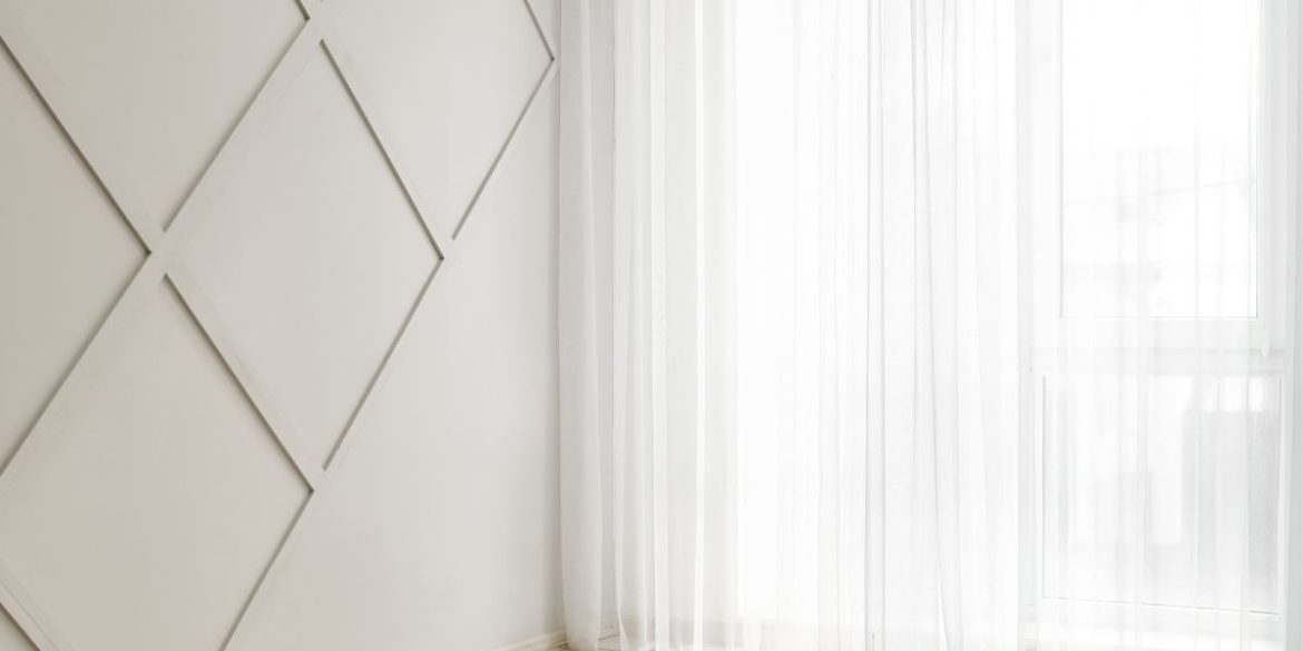 Dinding Putih Cocok dengan Gorden Warna Apa?